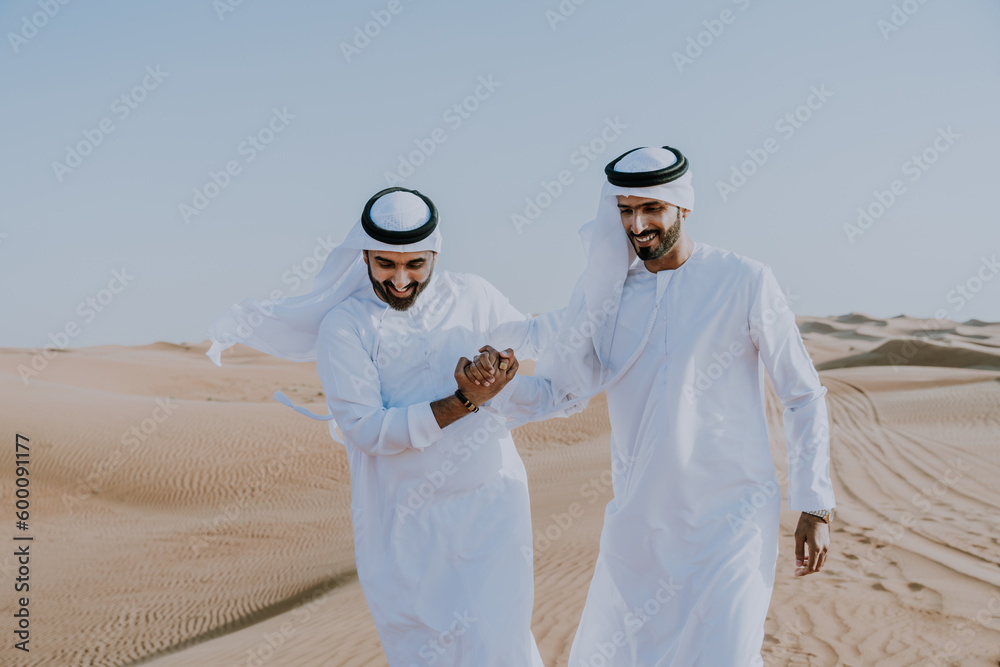 Foto Stock Two middle-eastern emirati men wearing arab kandura bonding ...