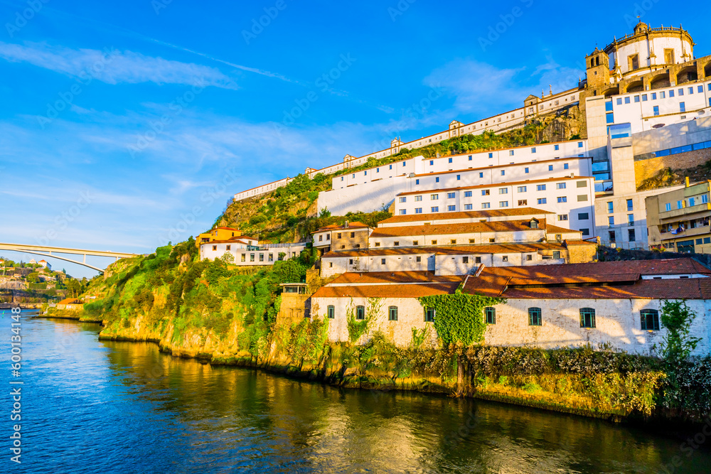 Vue sur le mosteiro da serra do pilar depuis le Pont Dom-Luís I Stock ...