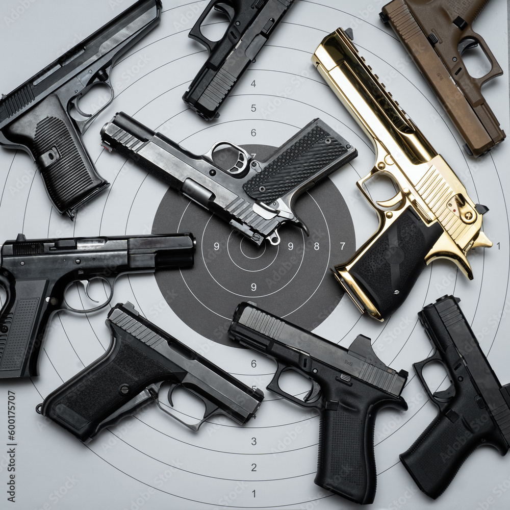 Firearms and target for shooting. Lots of different pistols. foto de ...
