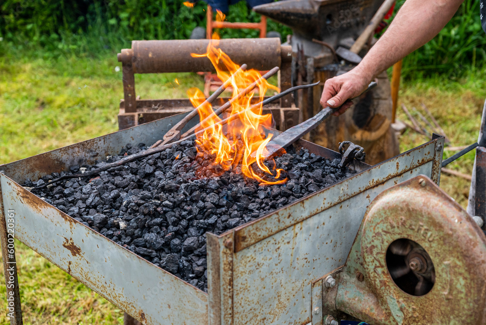 forge mobile ancienne et vintage pour le travail du métal à l'ancienne ...