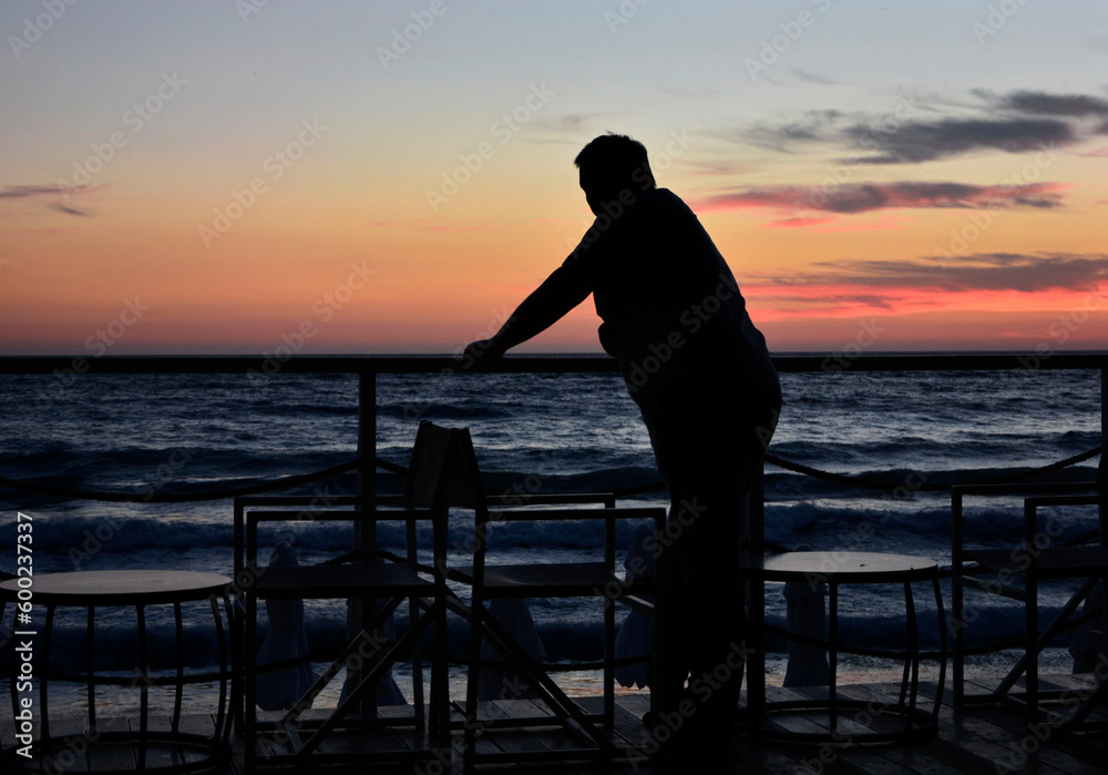 mężczyzna o zachodzie słońca nad morzem, man at sunset by the sea ...