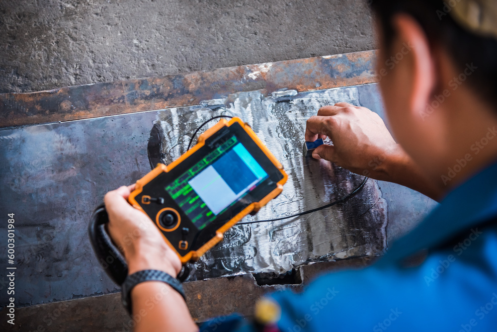Foto de UT, Ultrasonic testing to detect imperfection or defect in ...