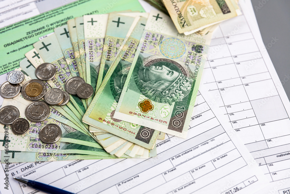 Podatki, polskie banknoty i monety. Rozliczanie podatku rocznego PIT ...