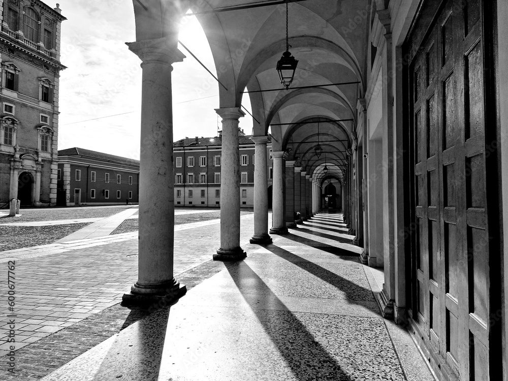 Foto de Black and white horizontal image of arched portico on piazza ...