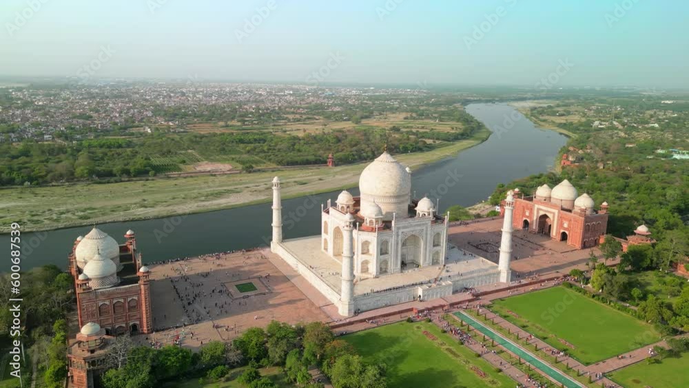 Vídeo do Stock: Taj Mahal, India: Aerial view of of iconic monument in ...