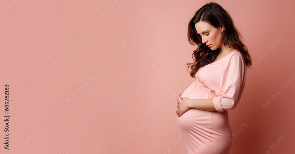 Femme Enceinte Pensive Les Mains Sur Son Ventre Portant Une Robe Sur