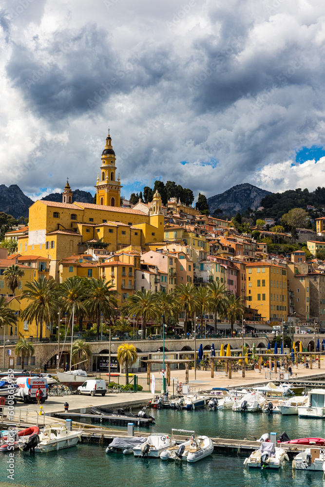 Basilique Saint-Michel-Archange de Menton illuminé par le soleil sur ...