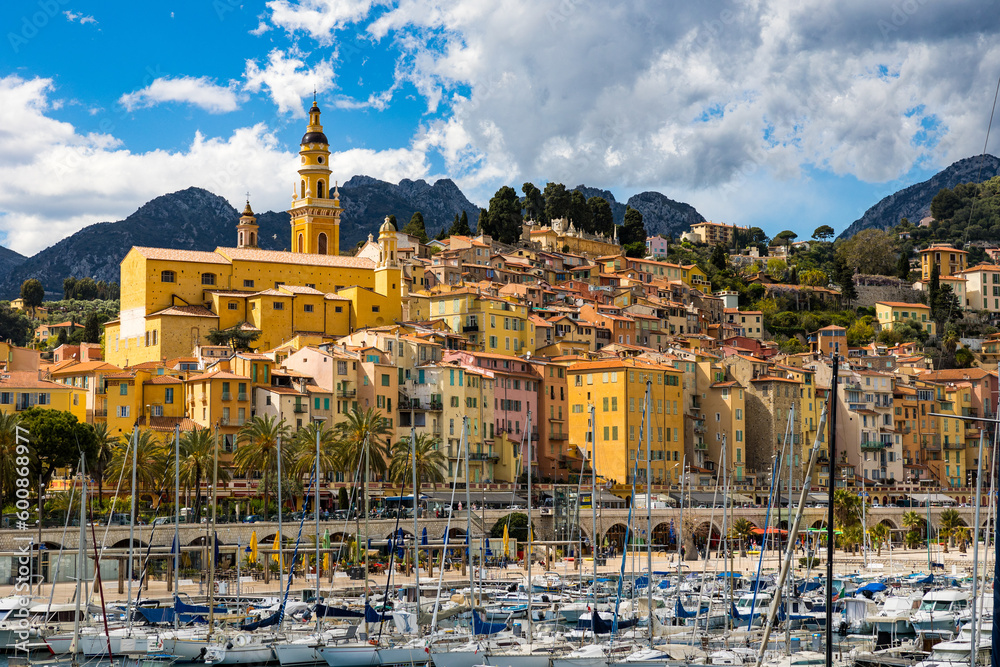 Basilique Saint-Michel-Archange de Menton depuis le Quai Napoléon III ...