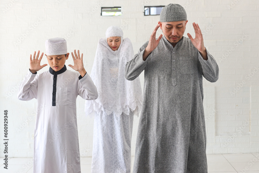 Foto de Father as imam during congregational prayer in mosque, doing ...
