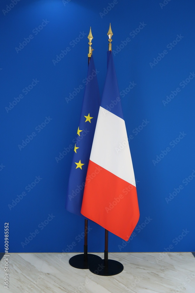 Un grand drapeau français et un grand drapeau européen, sur hampe et ...