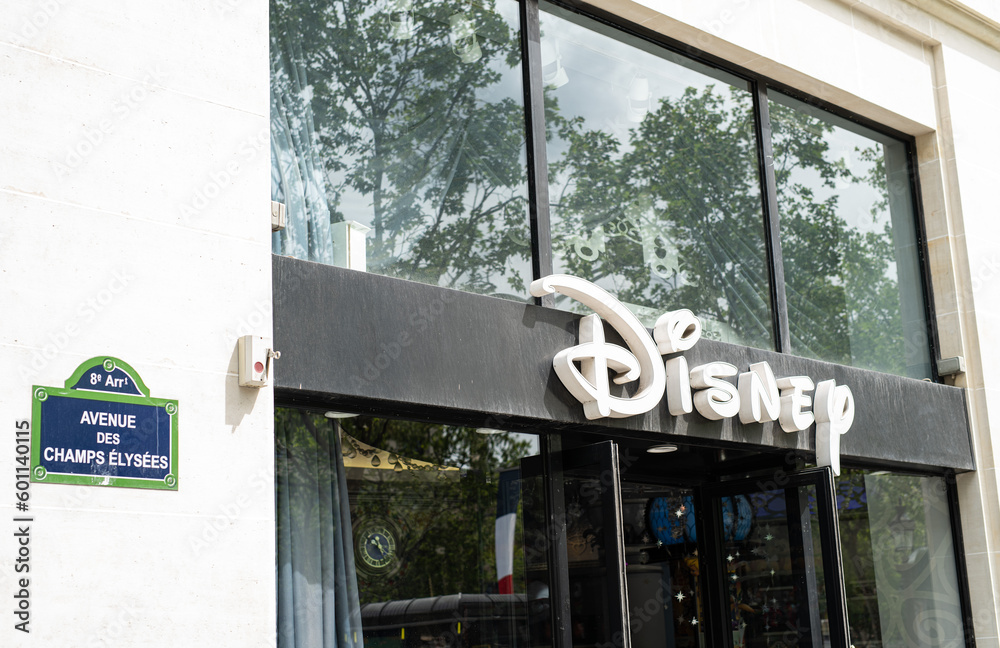 Disney Flagship Store auf der Prachtstraße Champs Élysées in der ...