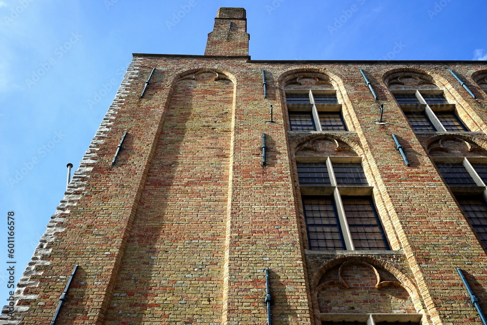 Kunstvoll restaurierte alte Kaufmannshäuser aus Backstein mit ...