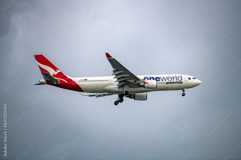 Qantas (Oneworld Livery)VH-EBV Aircraft in the cloudy late afternoon ...