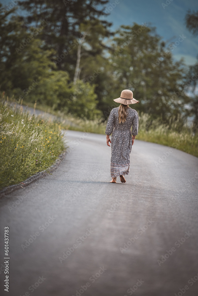 Mädchen | barfuß | Kleid | Hut | Sommer Stock Photo | Adobe Stock