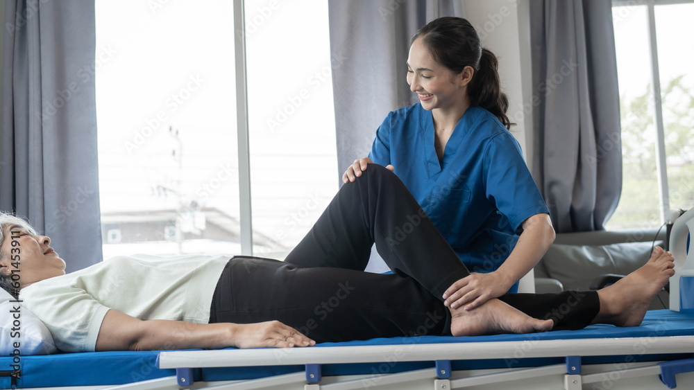 Foto de Asian female physiotherapist helping senior older woman ...