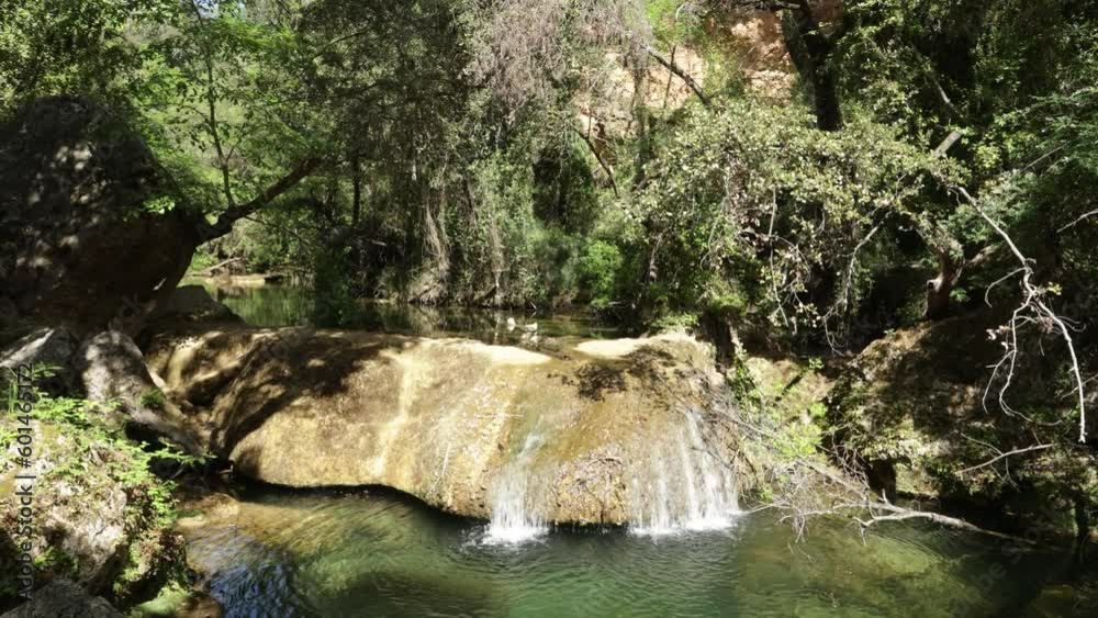 Sillans la cascade en Provence. la cascade se jette dans des bassins de ...