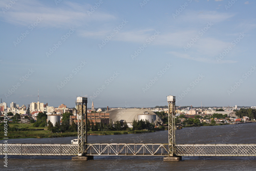 Foto de Ponte de trem em ferro sobre o canal com vista da cidade de ...