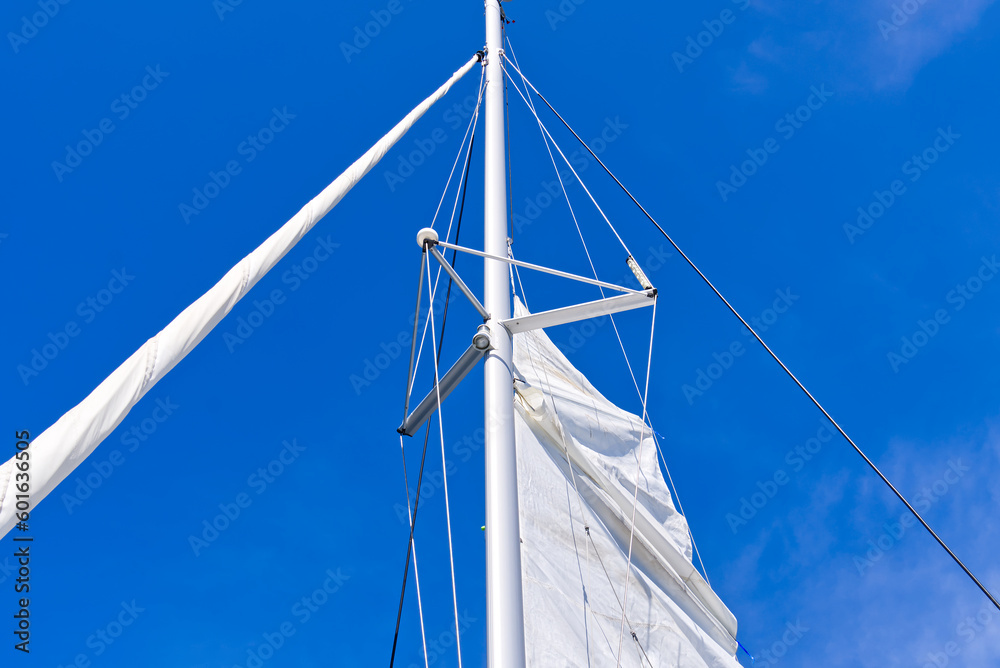 Foto de Raising the sail on a yacht. Young man captan lifting the sail ...