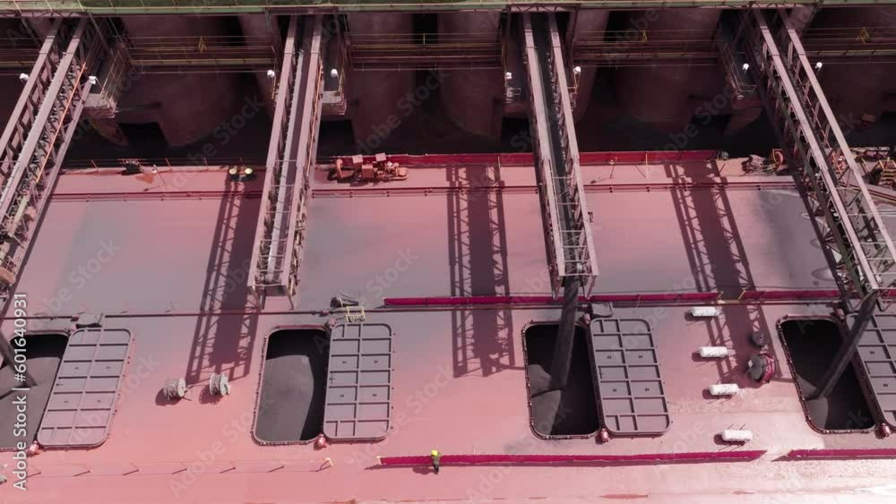 Vidéo Stock Conveyor belts loading iron taconite into open hatches of ...