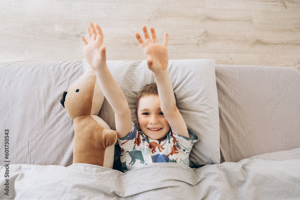 Foto de Cute little happy child boy playing, having fun at home ...