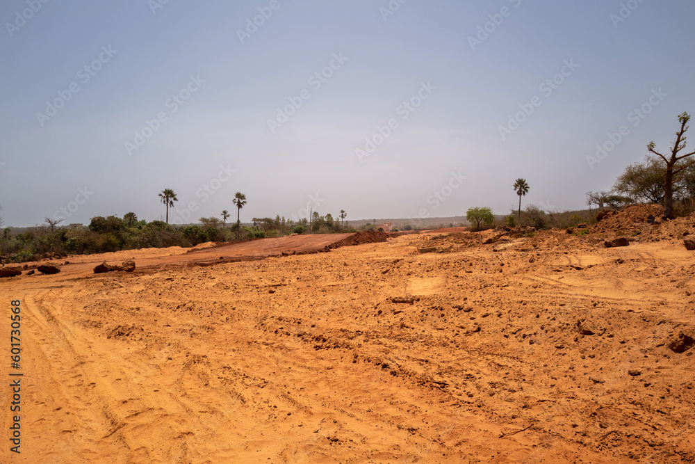 construction d'une voie de chemin de fer dans la savane africaine au ...