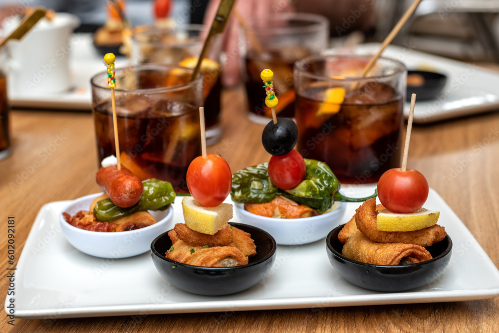 Foto de Tapa de pinchos típicos de la gastronomía española, acompañados ...