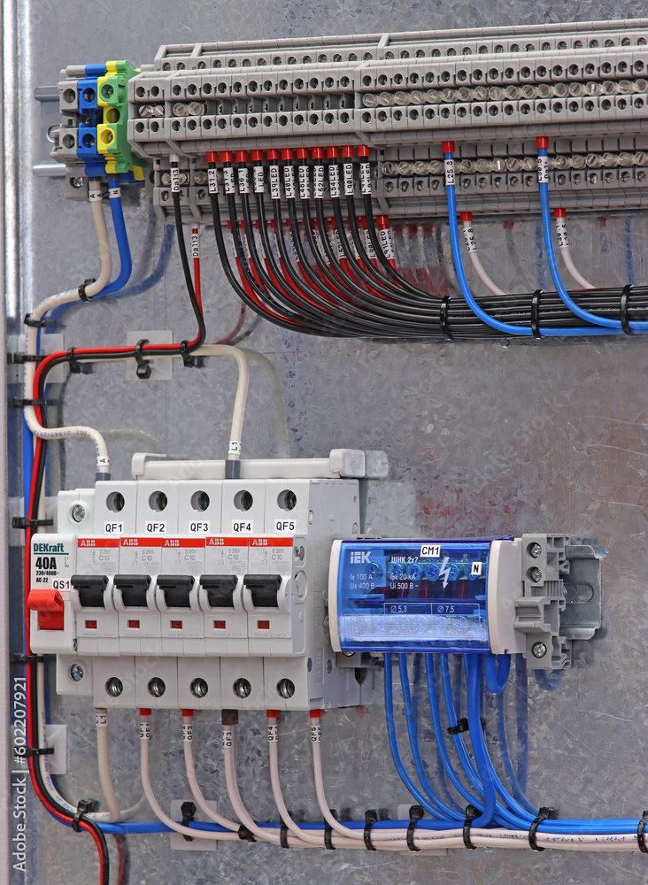 Electric switchboard with automatic current switches for installation ...