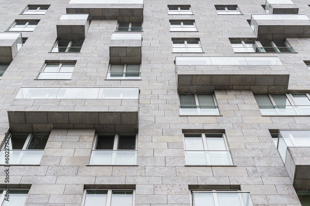 Moderne Häuserwand, Fassade aus Stein. Wohnen im Neubau. Wohnen und ...