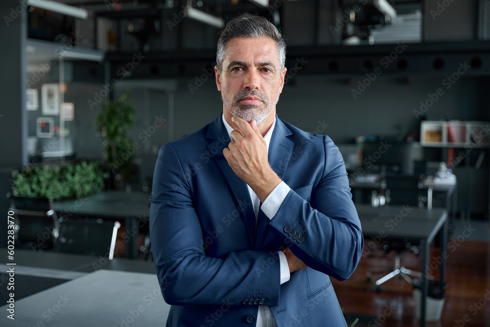 Foto de Serious confident mid aged business man, thoughtful doubtful ... Foto de Serious confident mid aged business man, thoughtful doubtful ...