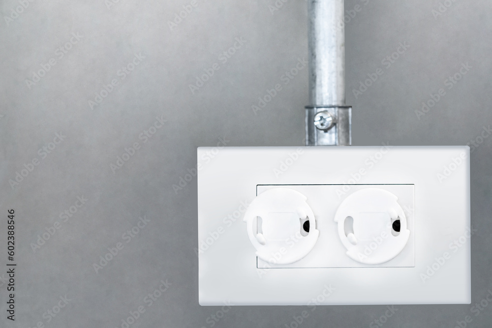 Foto de White safety outlet plug cover on the wall. Child electrical ...