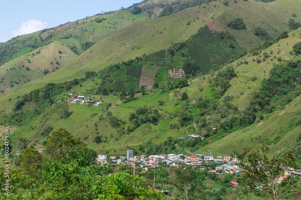Pequeño pueblo oculto entre las montañas Foto alejada de la ciudad ...