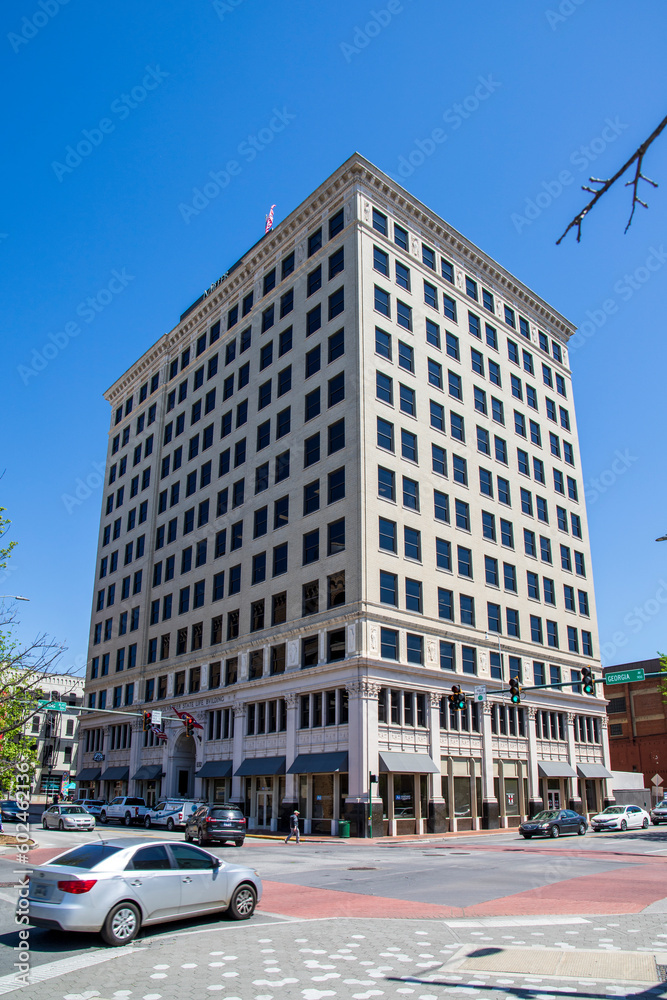 The Volunteer State Life Building with an American flag flying on top ...