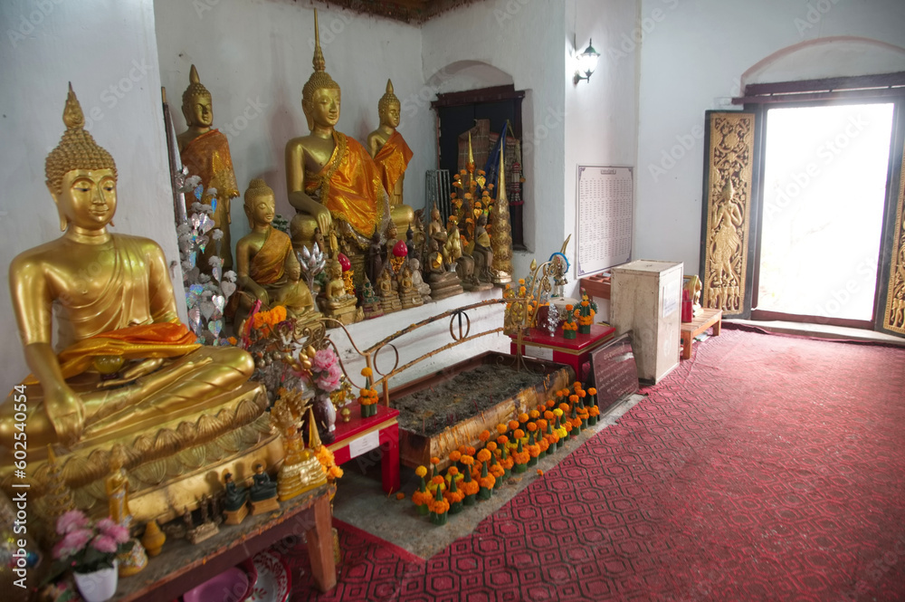 Group of golden sitting Buddha images in the Buddhist Church of Wat ...
