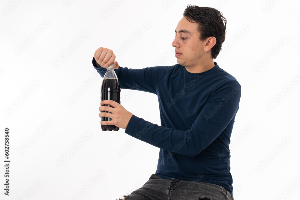 HOMBRE DESTAPANDO BOTELLA FONDO BLANCO 2 Stock Photo | Adobe Stock
