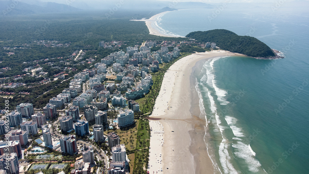 Visão aérea da orla da praia de Riviera de São Lourenço em Bertioga em ...