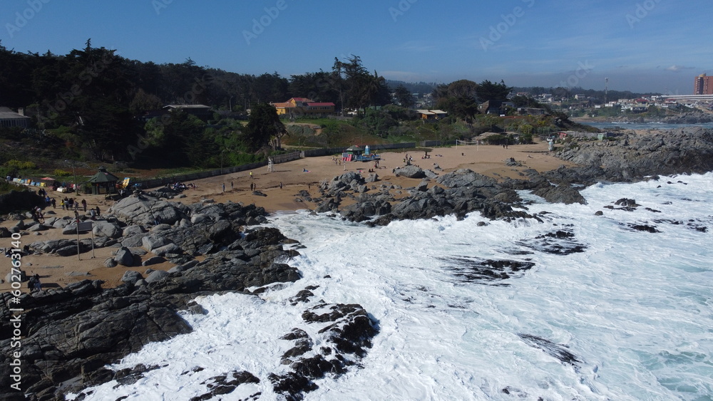 Visão aérea da praia de Isla Negra no Chile captada do alto por um ...