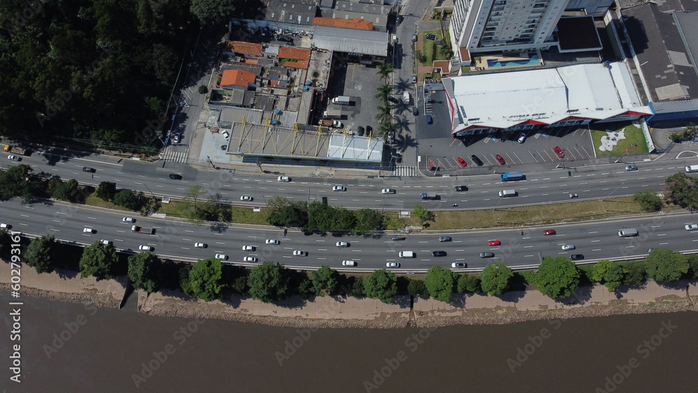Visão aérea do trânsito da rodovia Marginal Tietê na cidade de São ...