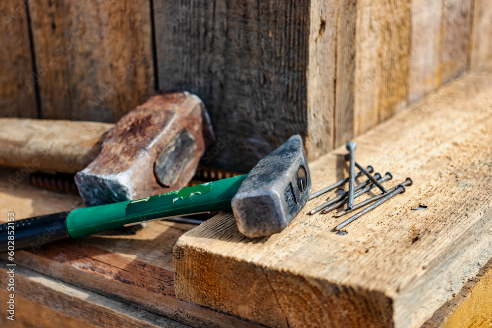 Foto de Assembling the wooden formwork of the foundation. Sledgehammer ...