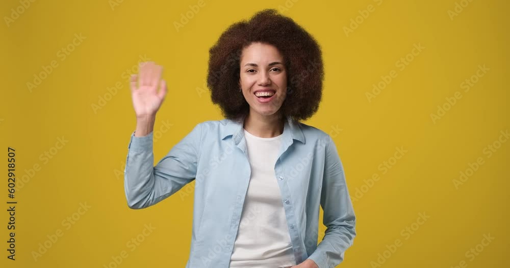 Vidéo Stock Young smiling african american woman shaking waving hand ...
