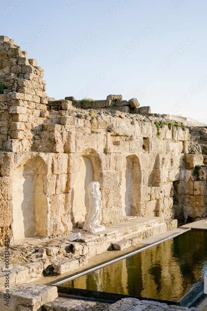 Roman emperor statue reflecting in a pool in Caesarea, Israel. foto de ...