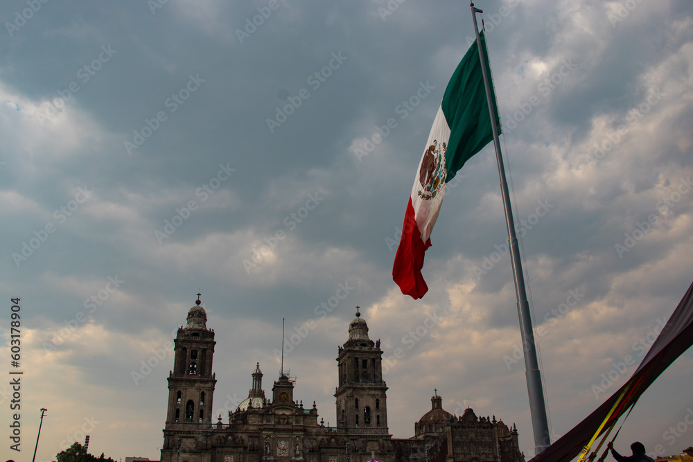 Vista de la bandera de México en la plaza junto a la Catedral Central ...