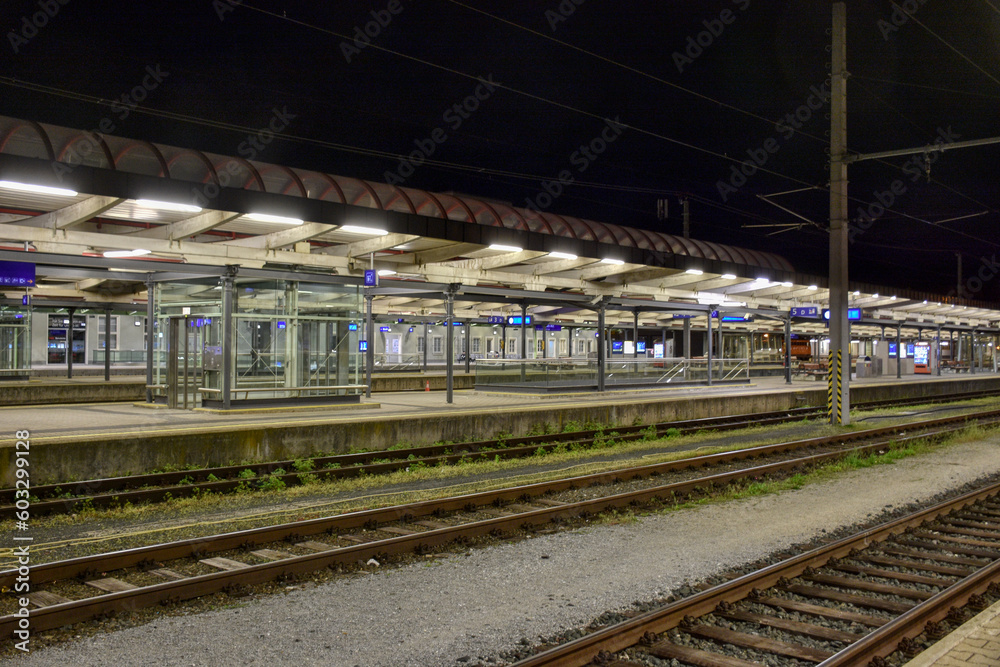 Villach, Bahnhof, Bahnsteig, Bahnsteige, Nacht, Hauptbahnhof, Gleis ...
