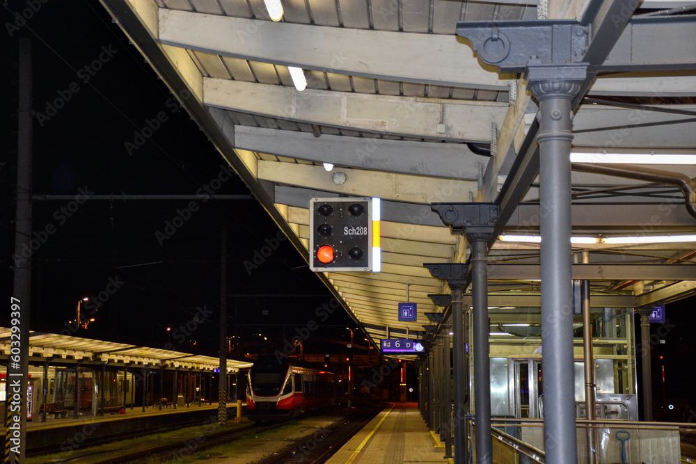 Villach, Bahnhof, Bahnsteig, Bahnsteige, Nacht, Hauptbahnhof, Gleis ...