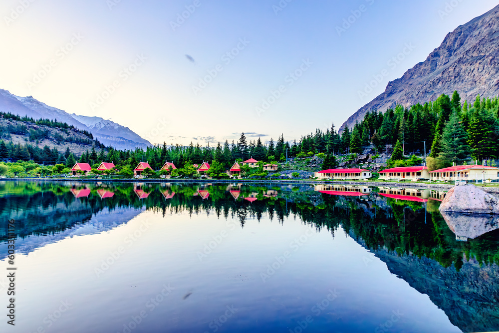 Foto de Awe-Inspiring Dawn: Lower Kachura or Shingrila Lake's Serene ...