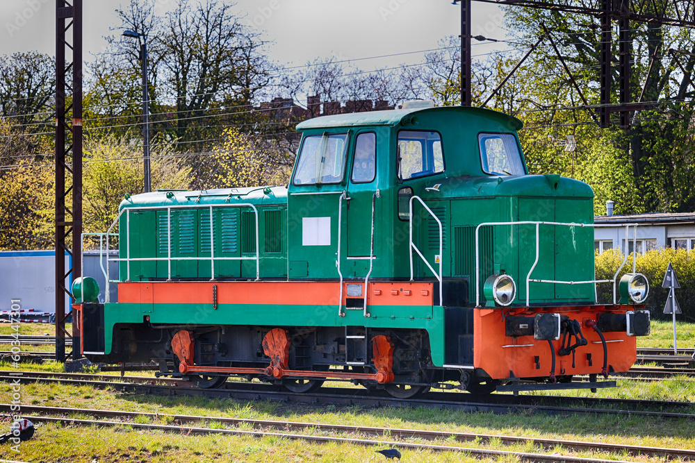 Lokomotywa kolejowa zielona przygotowana do jazdy po torze. Stock Photo ...