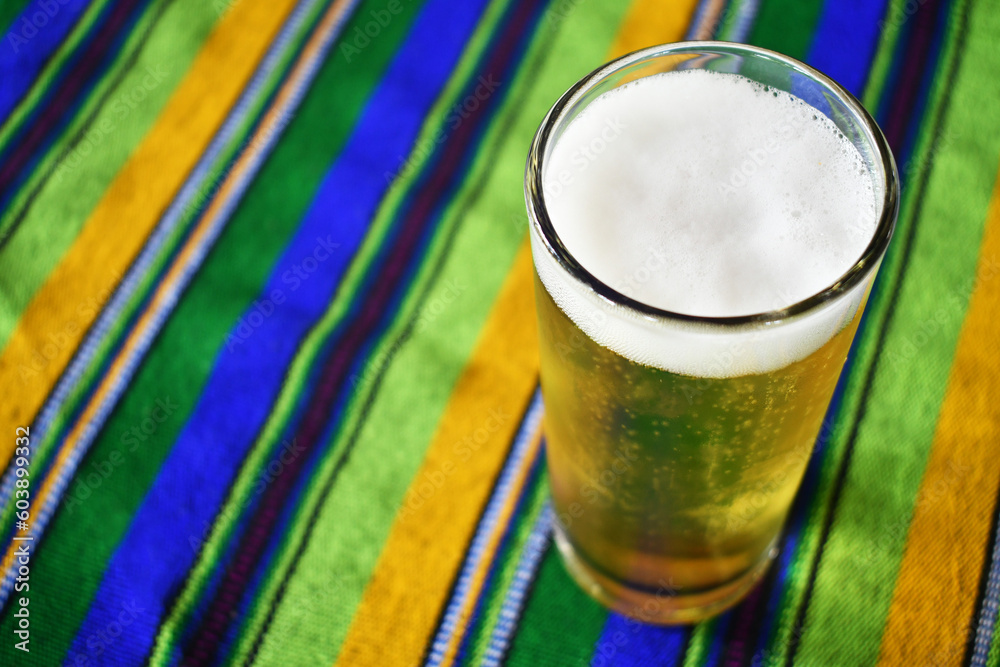 Cerveza Artesanal hecha en Guatemala. Fondo con colores típicos de ...