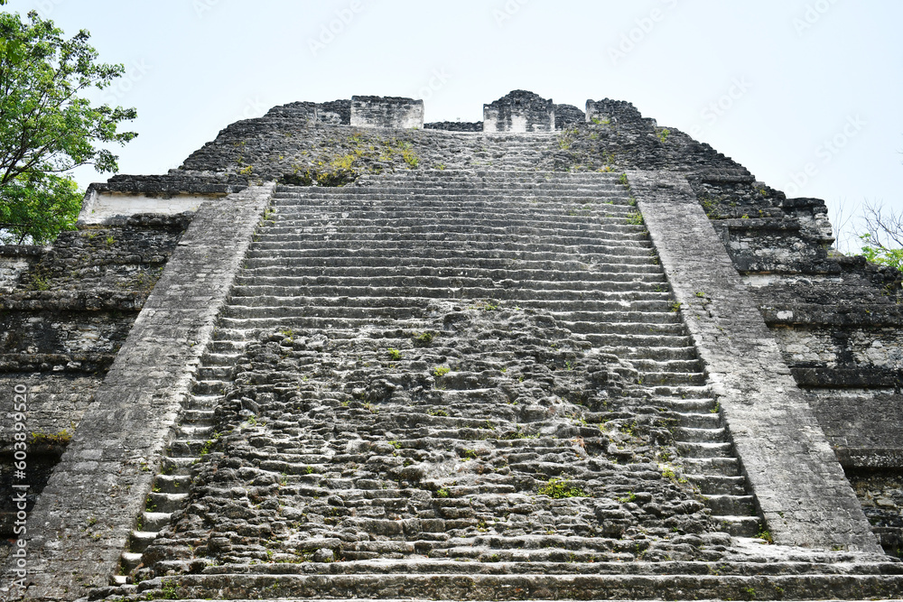 Templo Talud o Tablero, dentro del Parque Nacional Tikal. Pirámide ...