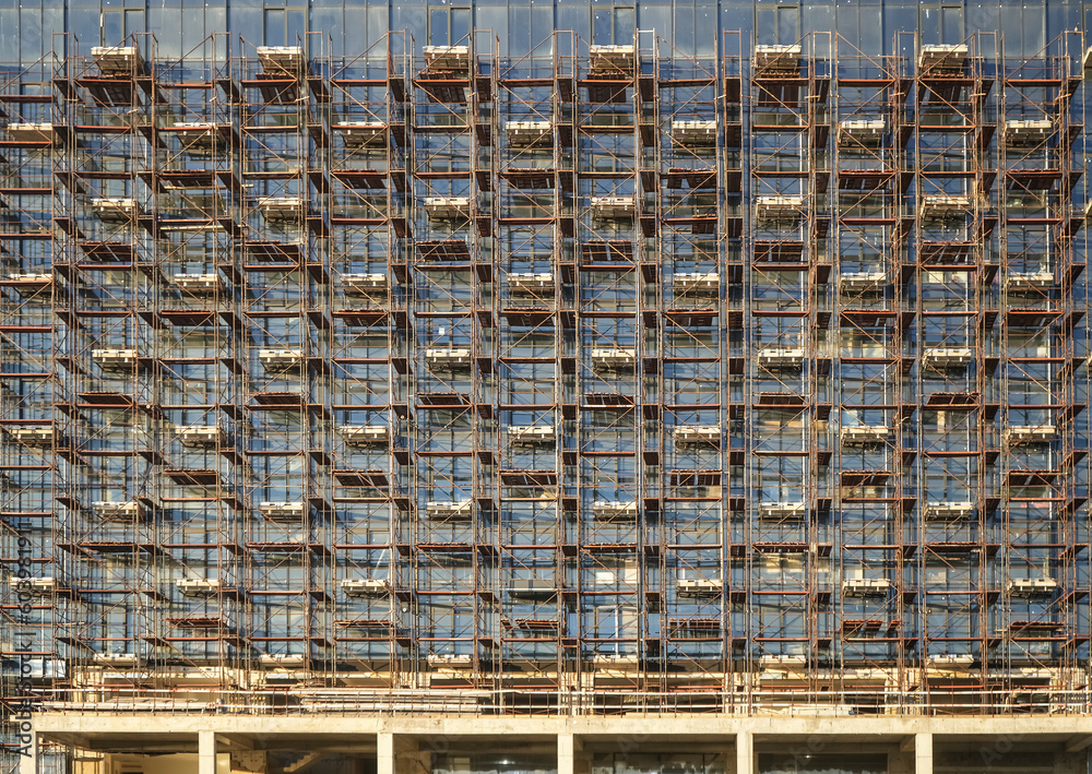 Foto de scaffolding on the facade of a modern building. scaffold on the ...