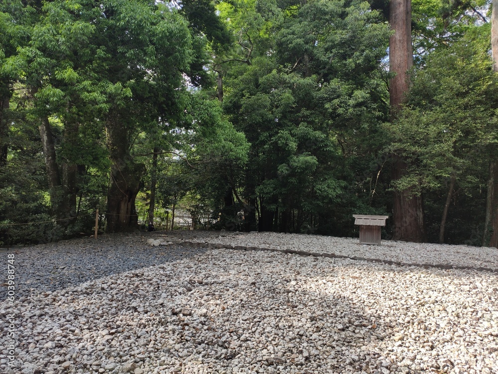 Grand lieu de prière extérieur, surface couvert de petits cailloux ...