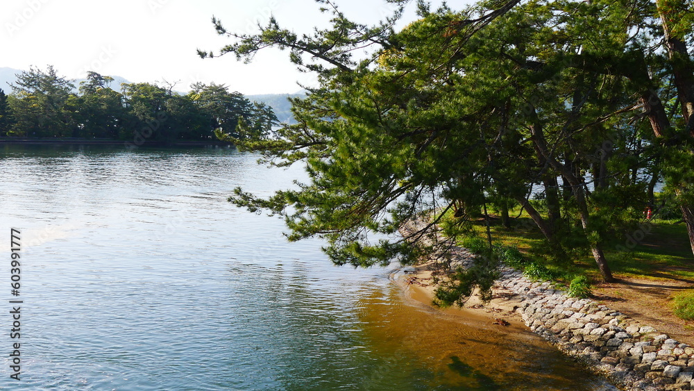 Grande lac d'un bleu clair, limpide, et propre, avec réflexion lumière ...